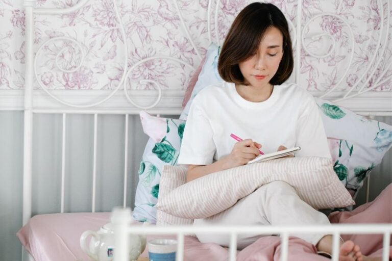 50 Amazing Bedtime Journal Prompts For A Quiet Reflection