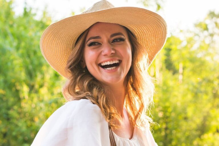 How To Be A More Positive Person (10 Mindful Habits)